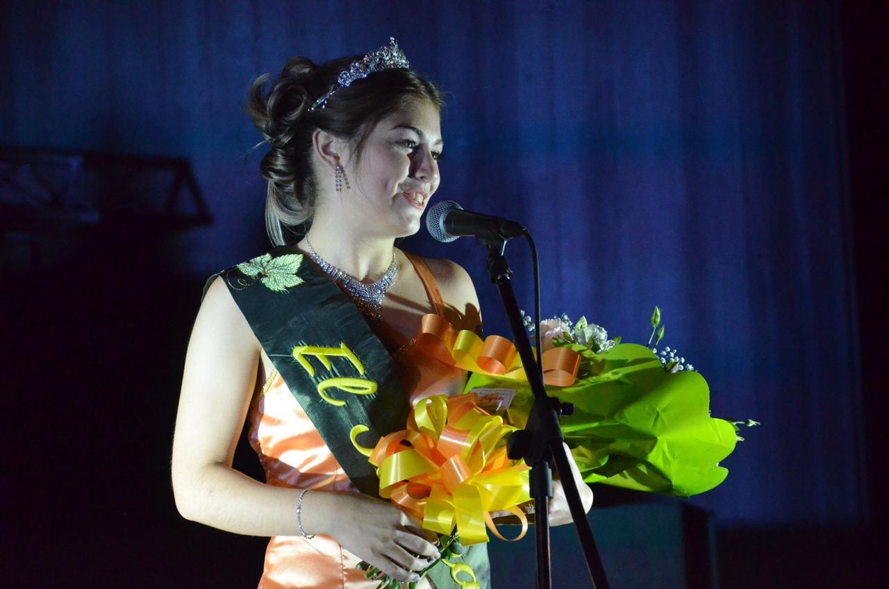 EL JUNCALITO CORONÓ A ROMINA FERNANDEZ, SU NUEVA SOBERANA VENDIMIAL ...